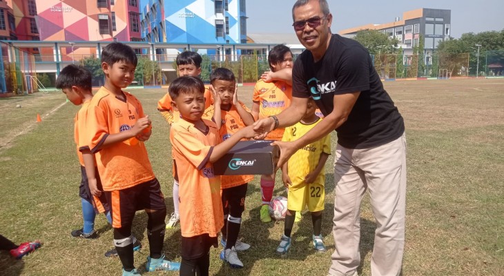 Legenda Mustaqim Kasih Sepatu Enkai Pemenang Lomba Dribel Agustusan SSB ...